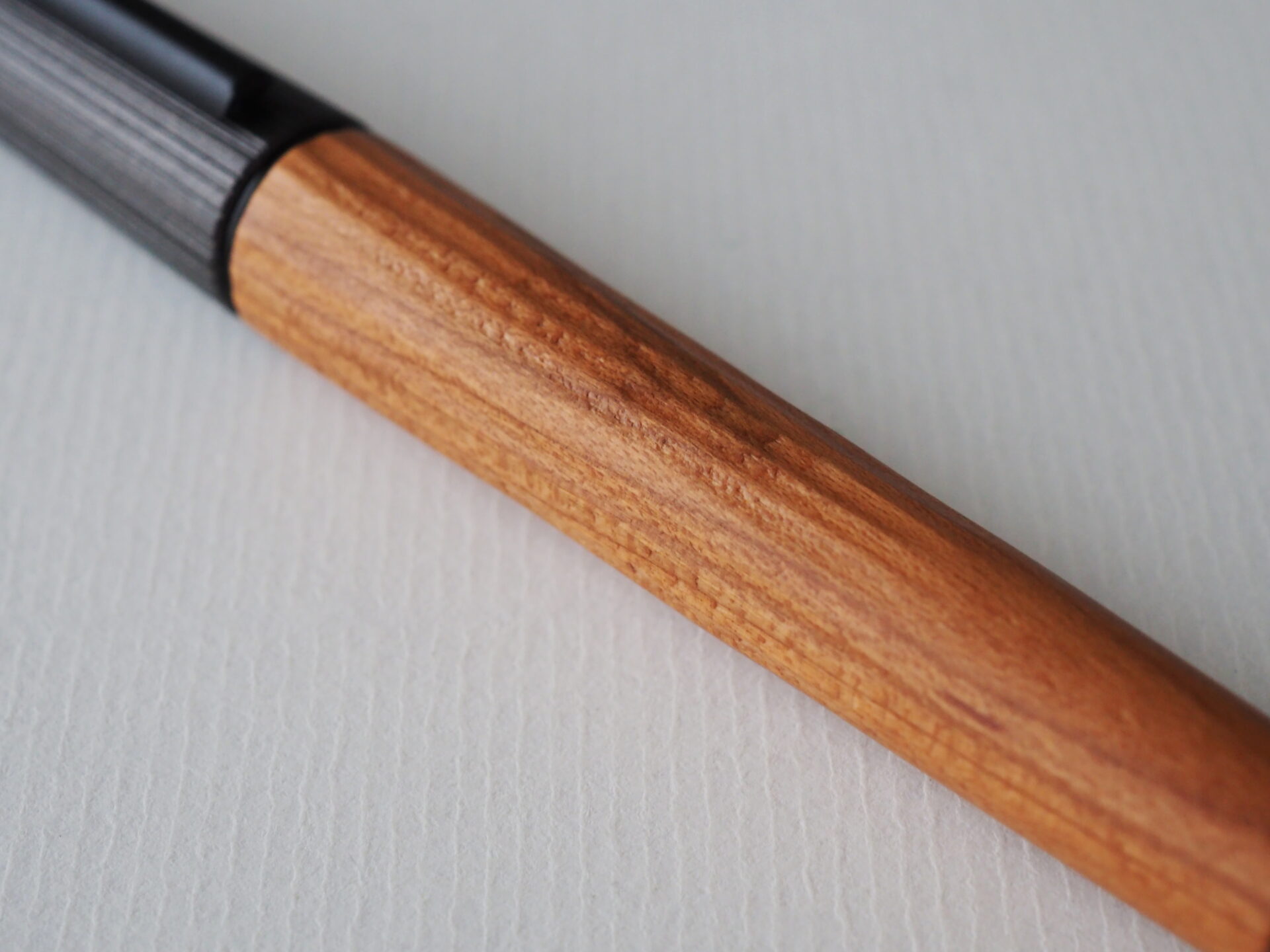 新感覚の書き心地！コクヨの高級筆記具「KOKUYO WP」限定モデルを試す【KOKUYO Limited Edition 2024 木軸/ウワミズザクラ レビュー】 | ホシイモノガ＝アリス・ギル