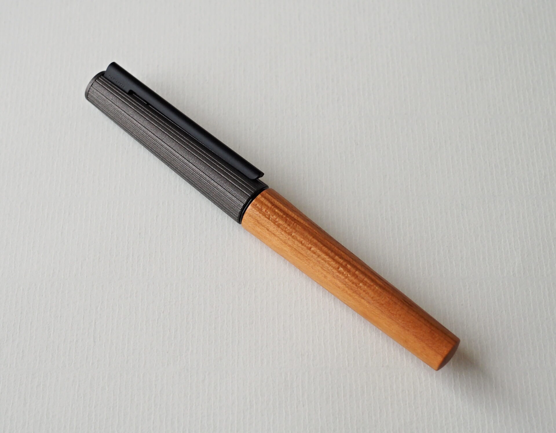 新感覚の書き心地！コクヨの高級筆記具「KOKUYO WP」限定モデルを試す【KOKUYO Limited Edition 2024 木軸/ウワミズザクラ レビュー】 | ホシイモノガ＝アリス・ギル